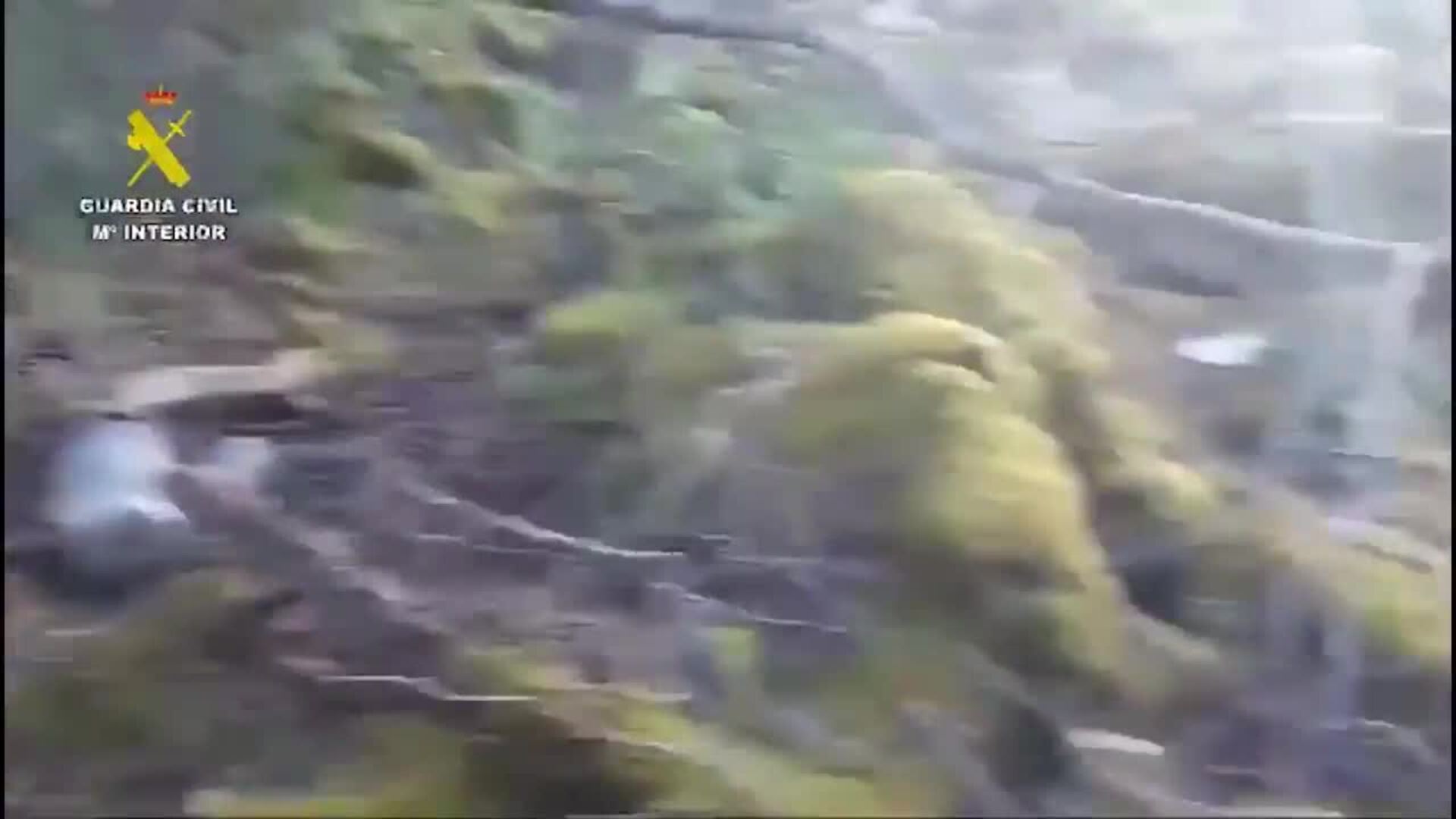 Guardia Civil inspecciona la zona donde se ha estrellado la avioneta en el Pantano de San Juan ...