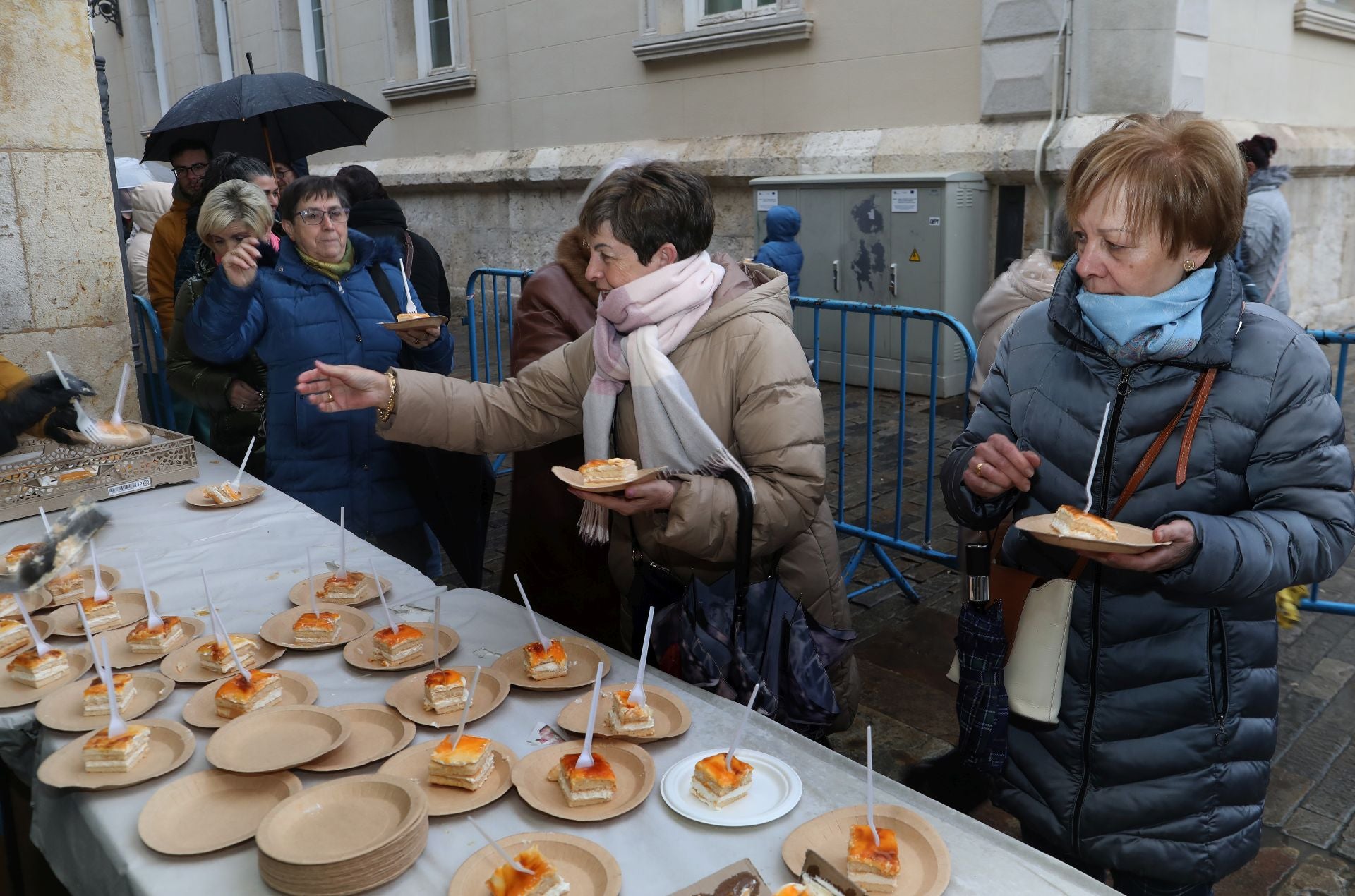 El postre de las Candelas se reparte en la Plaza Mayor | El Norte de ...