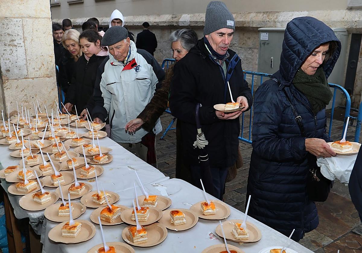 El postre de las Candelas se reparte en la Plaza Mayor | El Norte de ...