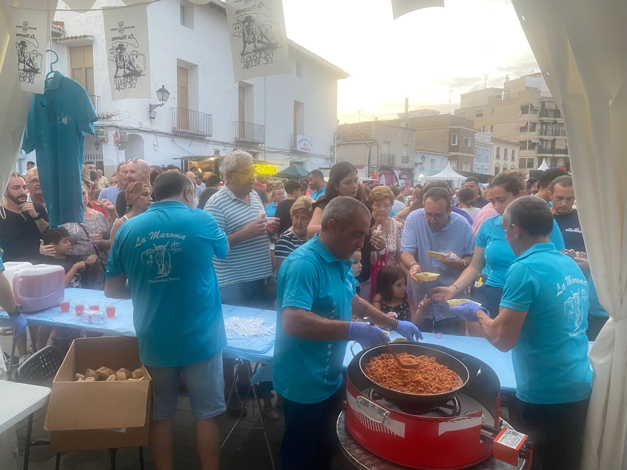 La vaca enmaromada y las jijas de Palazuelo de vedija triunfan en Chiva ...