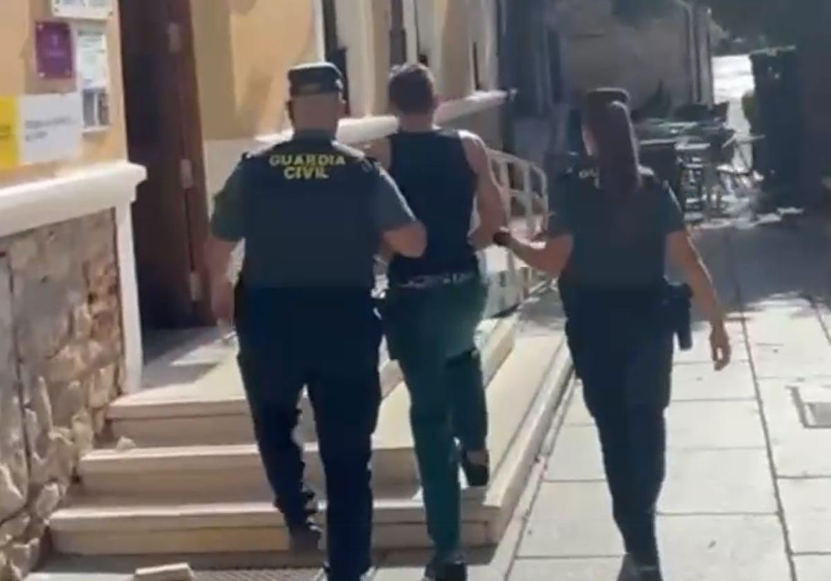 Reducen a un joven que amenazaba de muerte a su madre con dos grandes cuchillos en Burgos | El ...