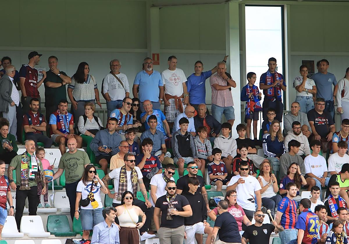 Búscate en las gradas de La Albuera durante el primer partido de la ...