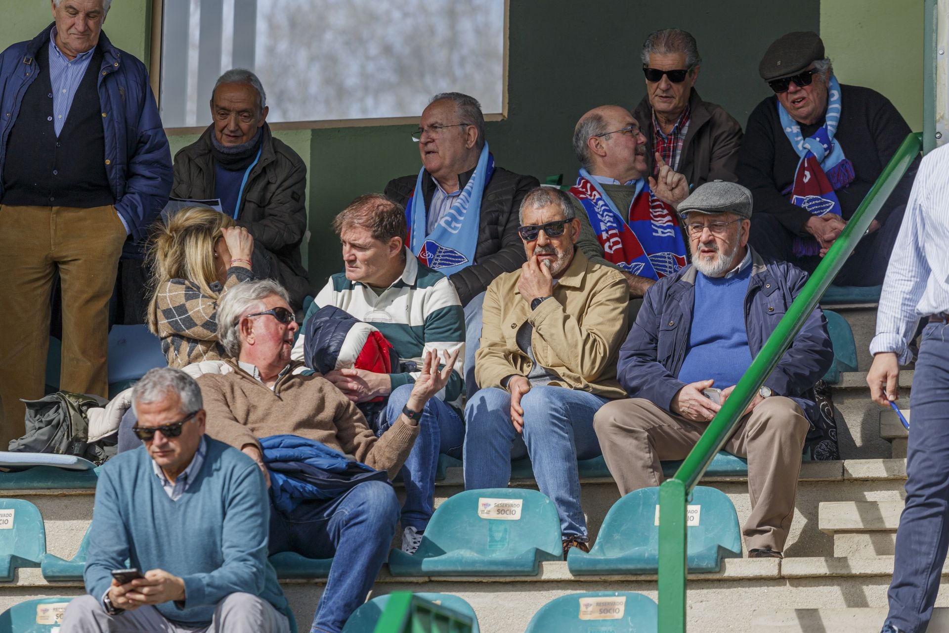 Búscate en las gradas de La Albuera durante el Segoviana vs Bergantiños ...
