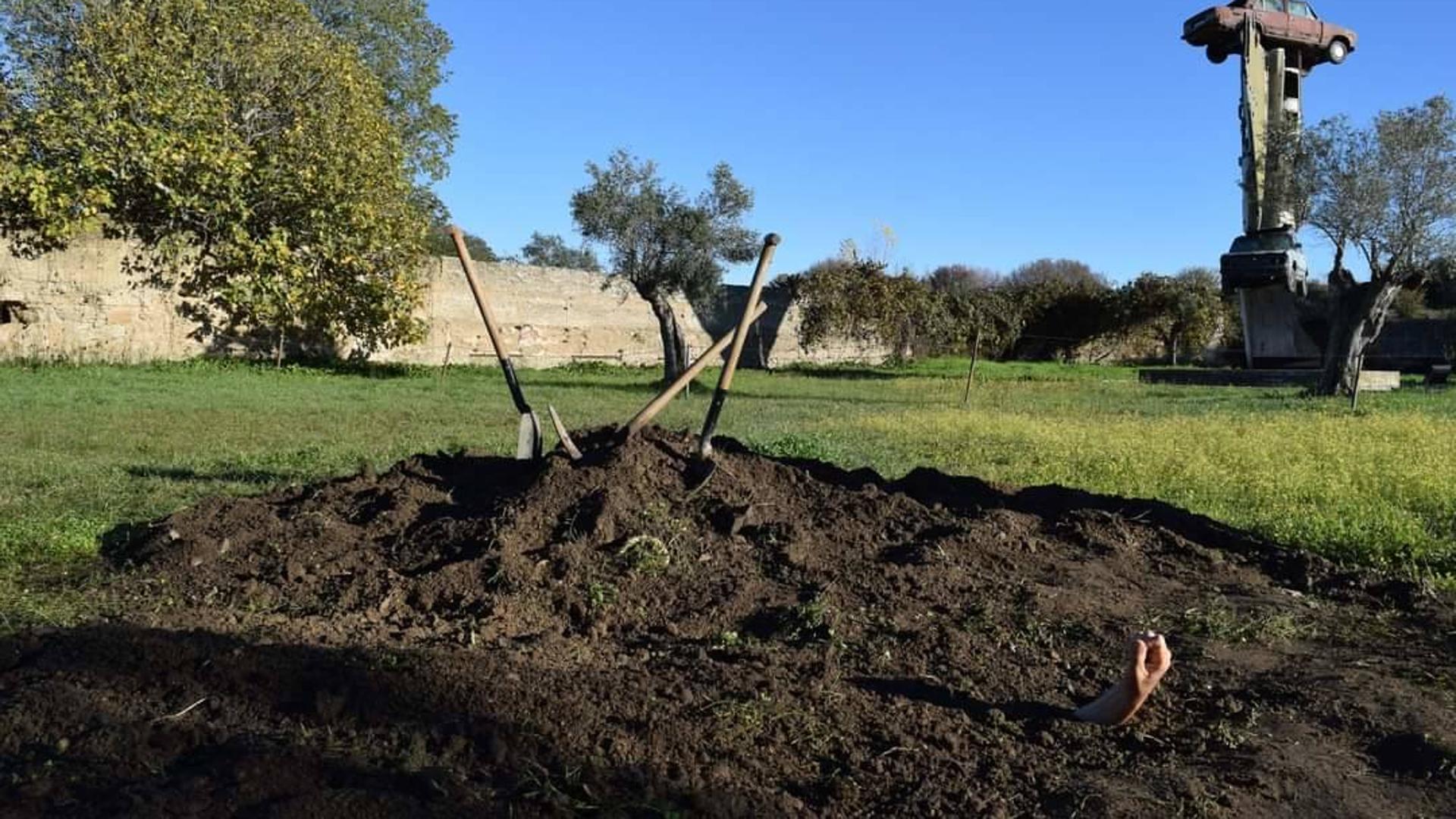 El performance Mark Shorter permaneció enterrado 4 horas en el MVM con ...