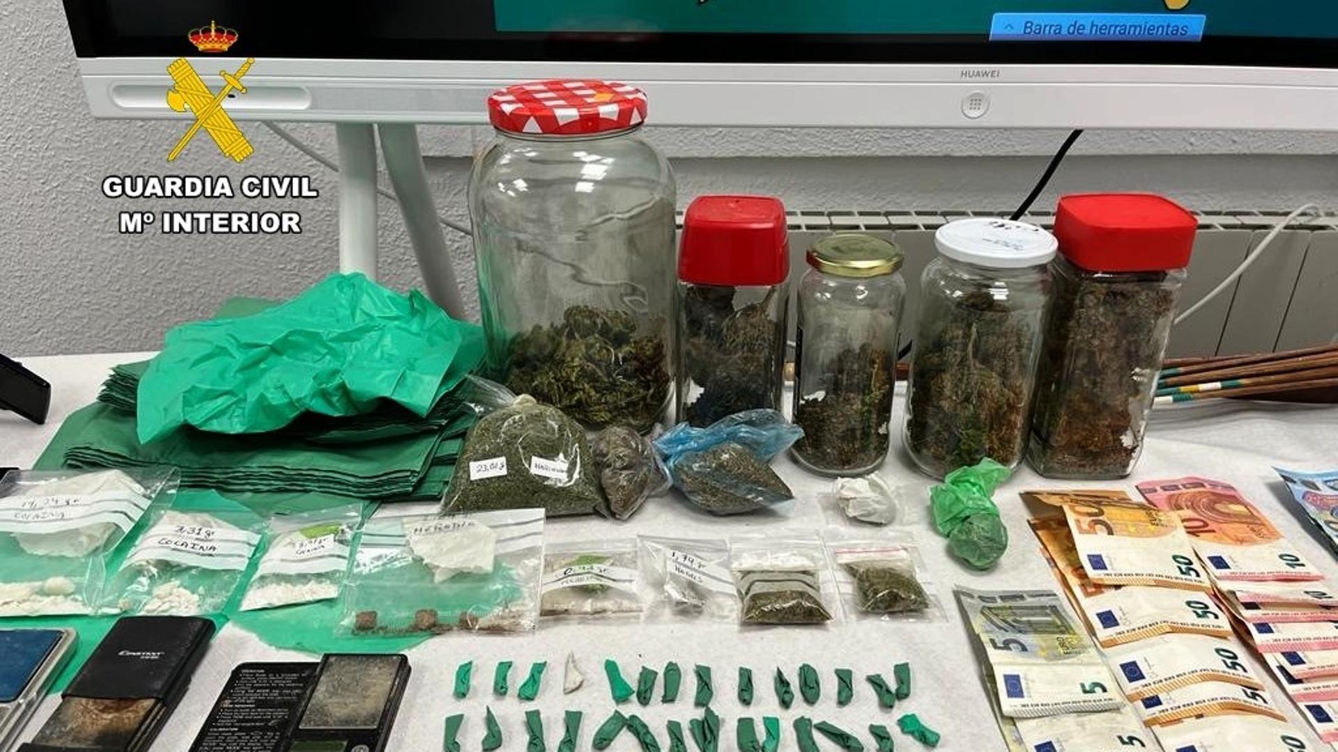 Desmantelado un punto de venta de marihuana, cocaína y heroína en Rosalejo | Hoy