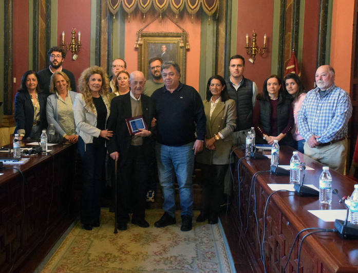 Homenaje a Andrés Fernández, a sus 102 años, por su labor en el Mercado ...