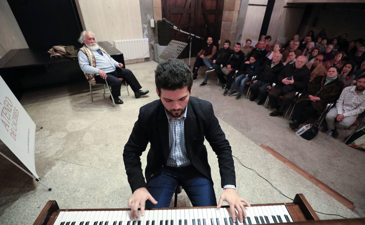 El pianista Edwin Zúniga ofrece un concierto de Año Nuevo por la Paz ...