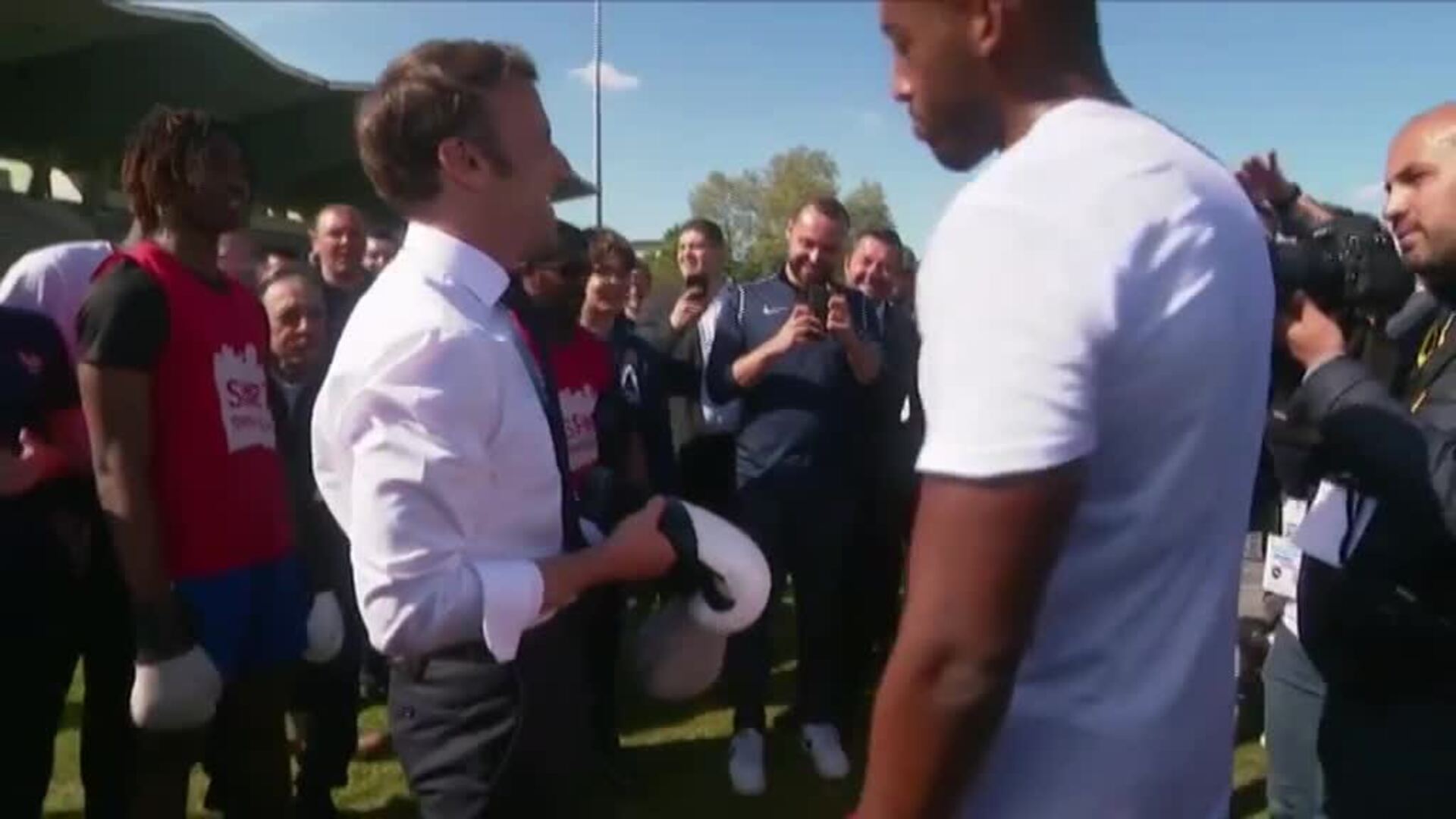 Macron sorprende boxeando en Saint-Denis | Hoy