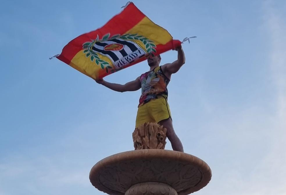 Y la bandera del Mérida coronó la Plaza de España | Hoy