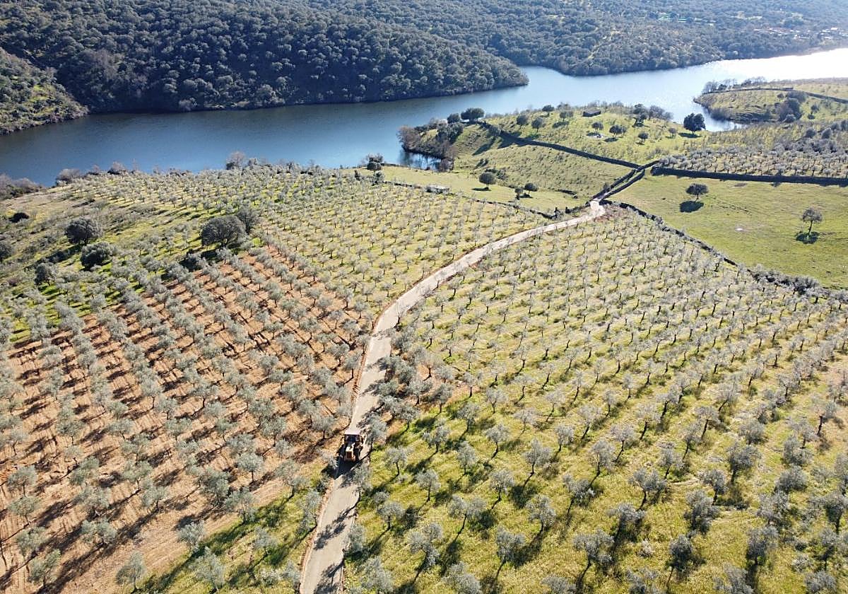 A punto de finalizar las obras del camino de Llanos del Barco en Gujio ...