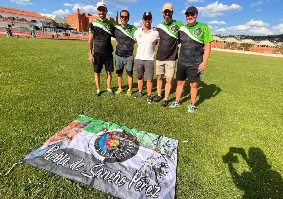 Julio Gordillo oro y plata en Liga y Copa extremeña de tiro con arco | Hoy