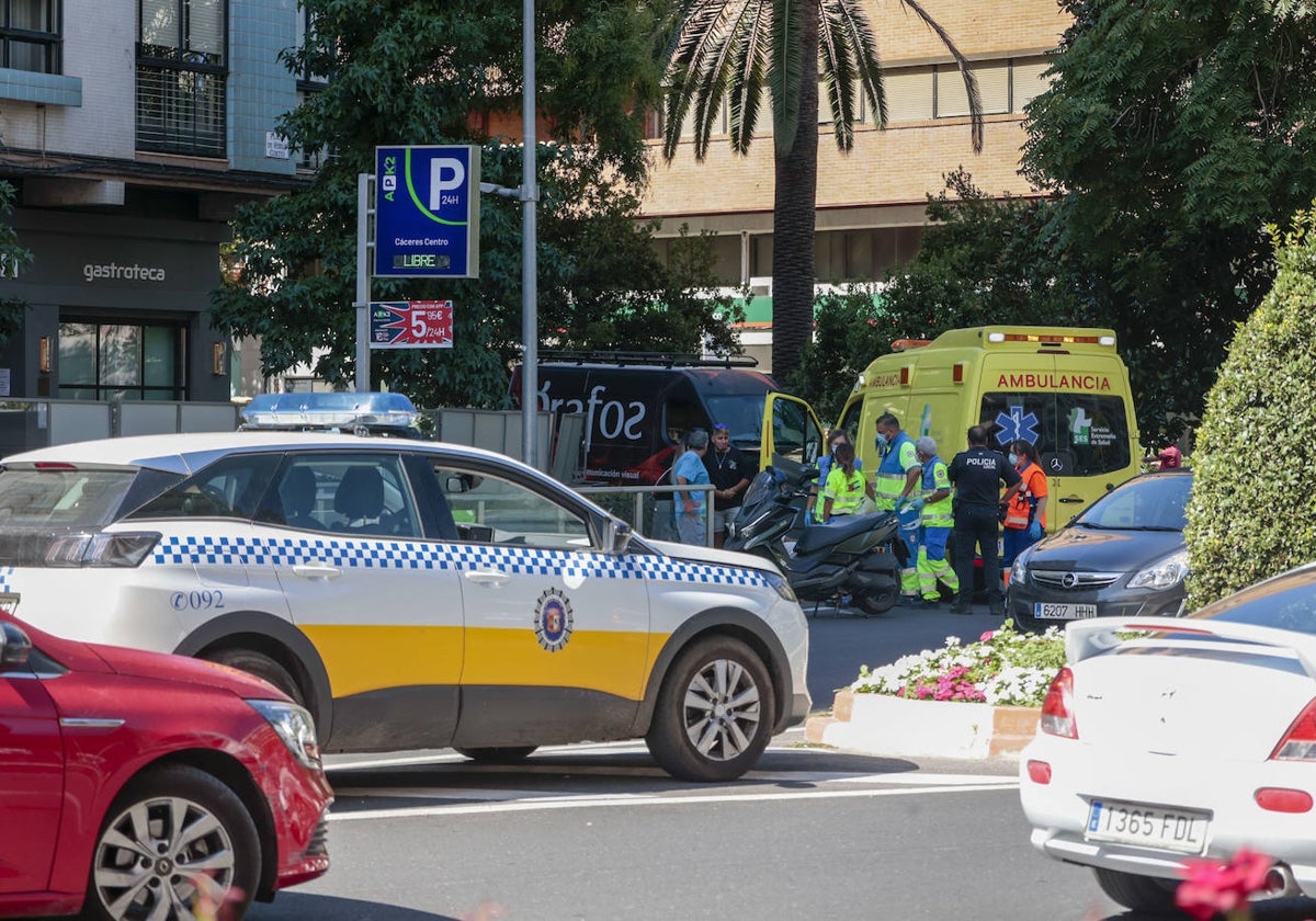 Accidente De Tráfico Junto A La Estatua De Hernán Cortés En Cáceres Hoy