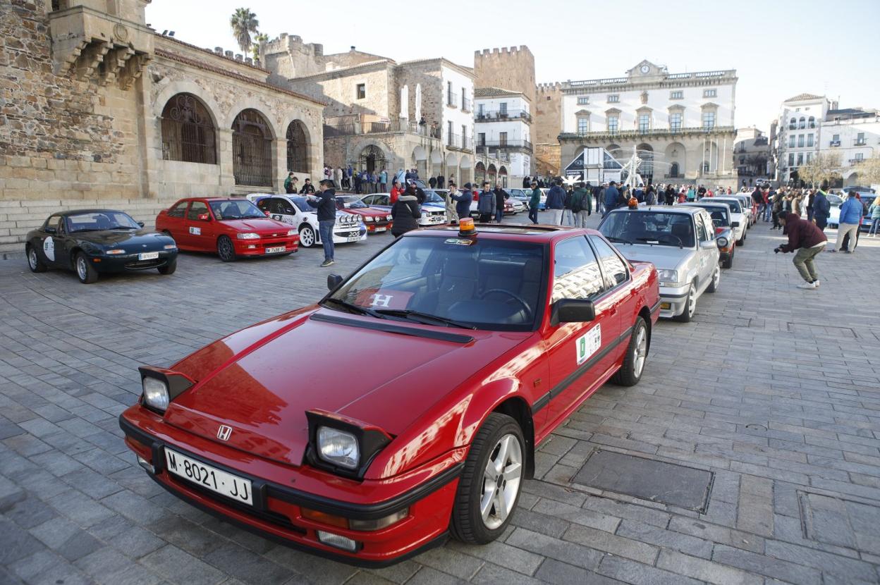 La nostalgia de los coches clásicos invade Cáceres | Hoy