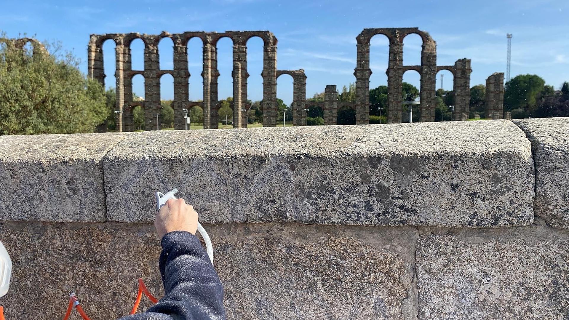 El Consorcio de Mérida retira 41 pintadas en cinco monumentos de la ...