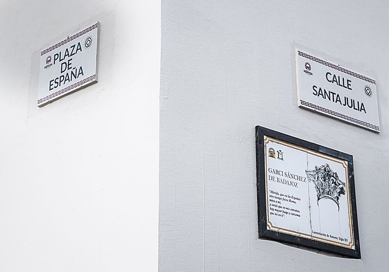 Las calles del casco histórico de Mérida estrenan nuevas placas | Hoy