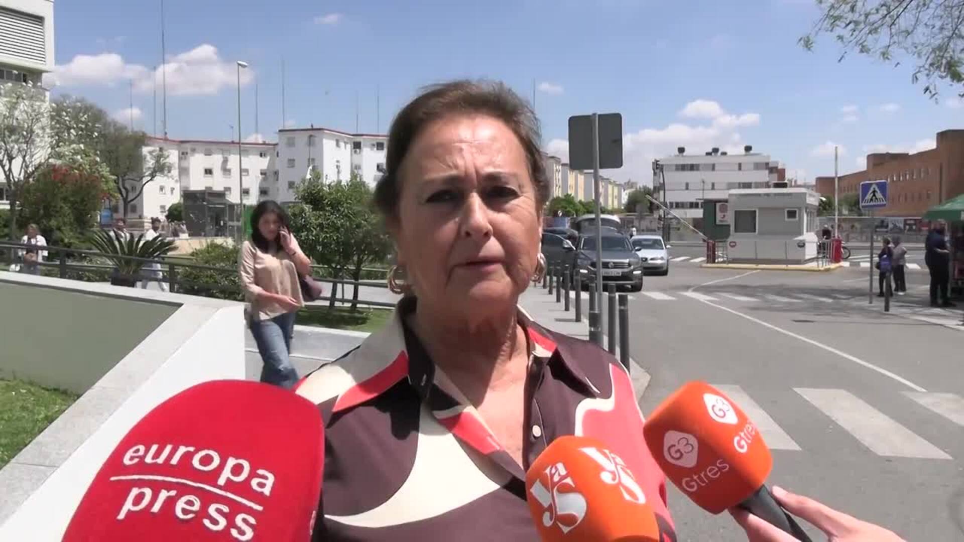 Curro Romero recibe el alta hospitalaria acompañado de su mujer, Carmen Tello: "Es muy fuerte" | Hoy