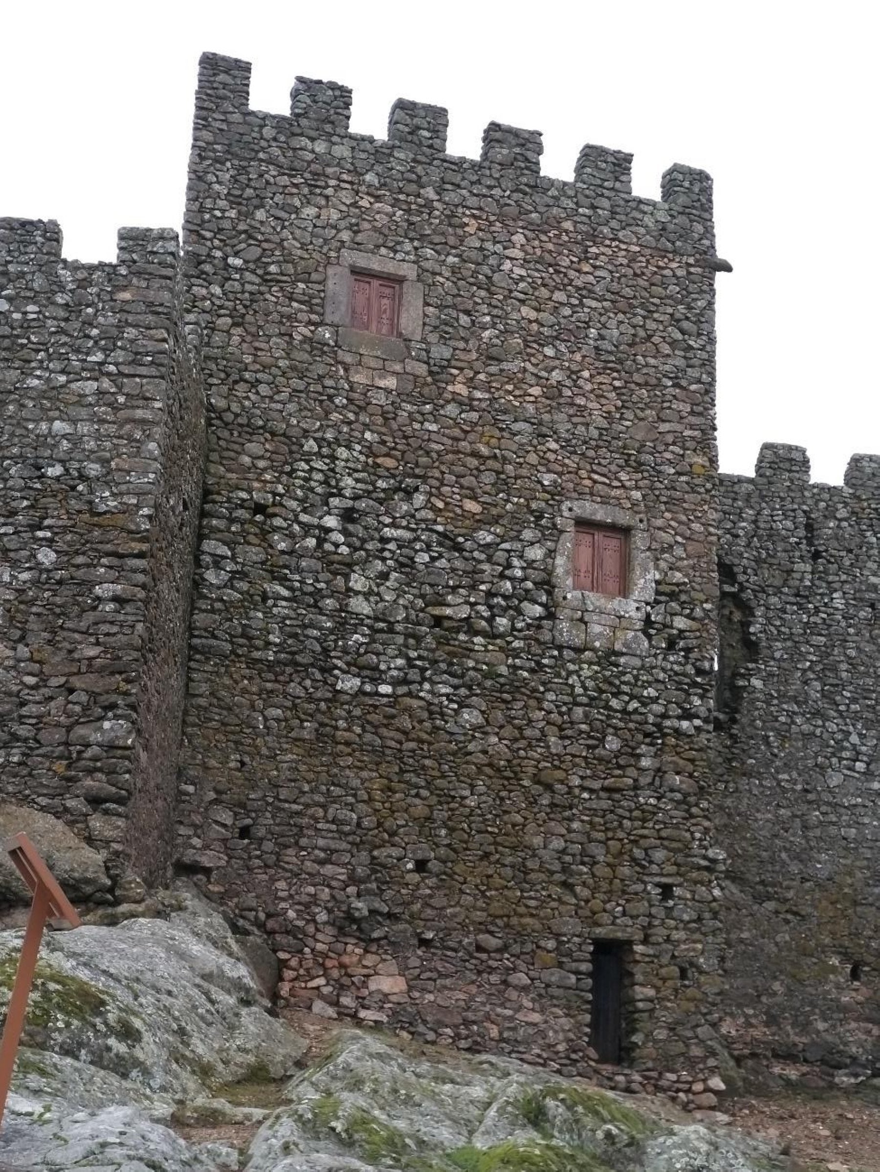 La torre del homenaje del castillo de Montánchez, en situación de ruina ...