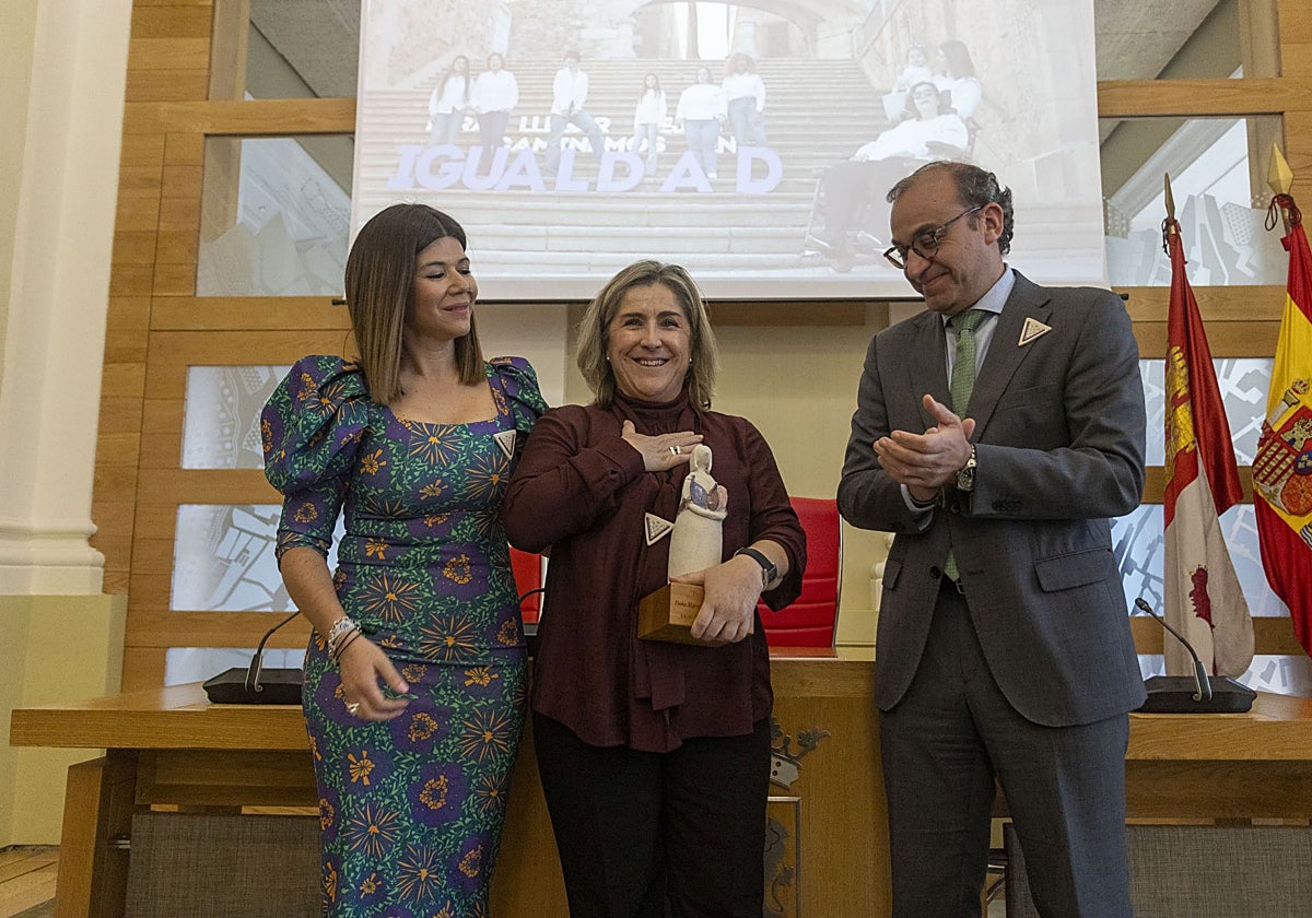 El Ayuntamiento de Cáceres premia a María Victoria Hernández por su ...