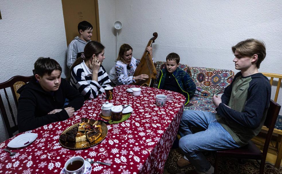 La nueva vida de la primera familia de refugiados ucranianos que llegó ...