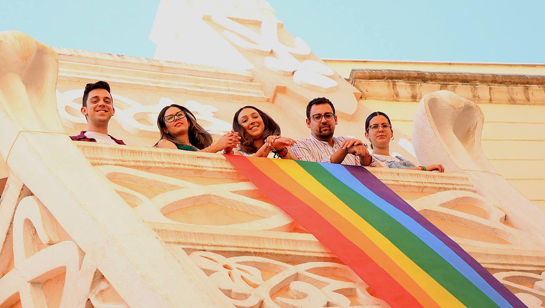 El PSOE despliega una bandera arcoíris, frente a los «pasos atrás de PP ...