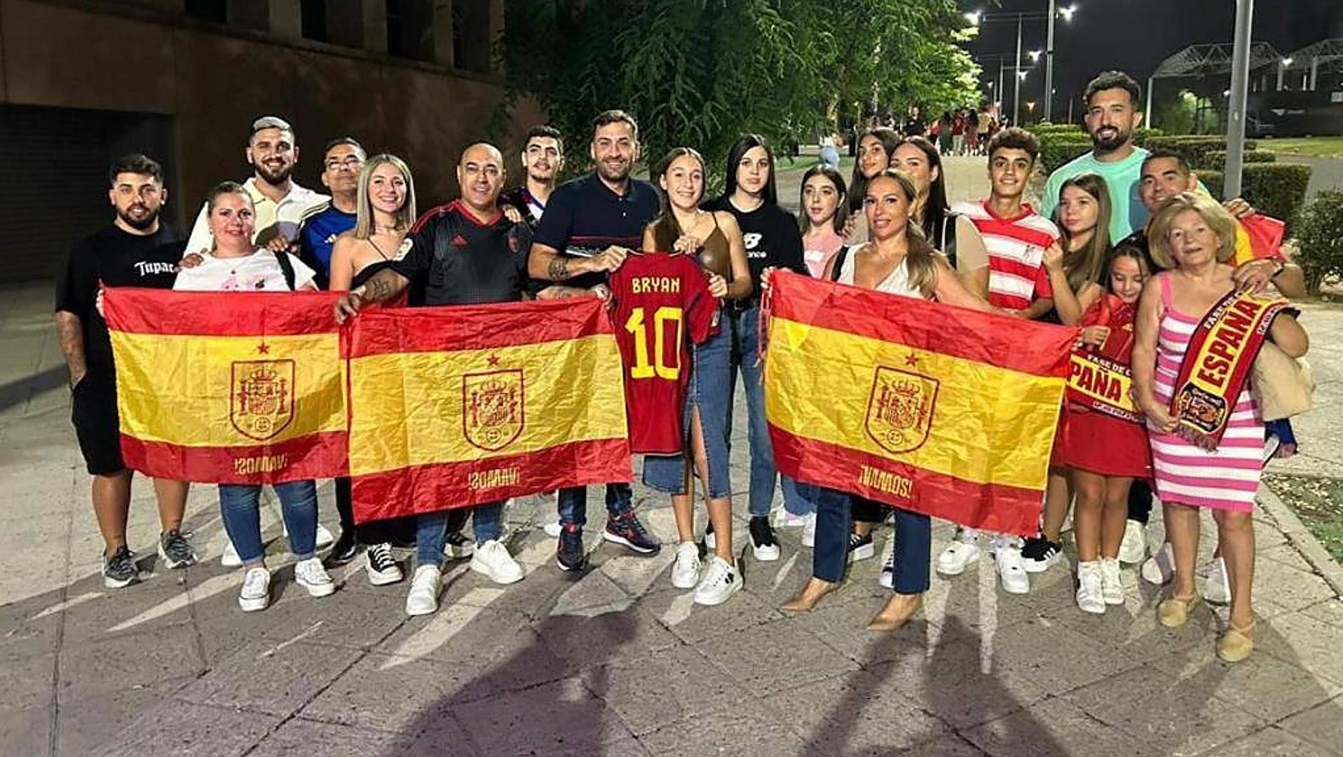 La emoción de Bryan y sus 35 familiares en La Cartuja | Ideal