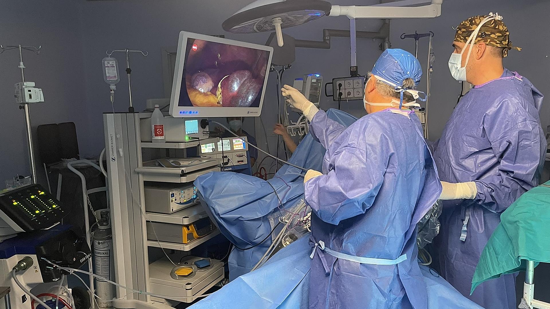 Extirpan un tumor de hígado por laparoscopia en una cirugía pionera en ...