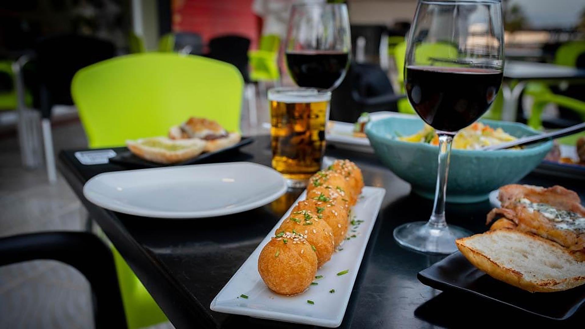 Dentro del bar andaluz que ofrece descuentos a clientes que sonrían | Ideal
