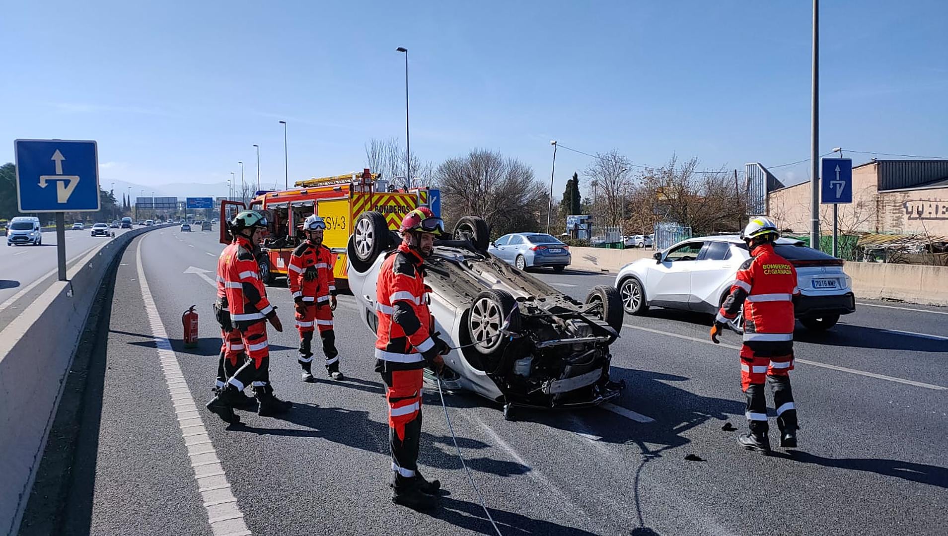 Un herido tras volcar su coche en un aparatoso accidente en la ...