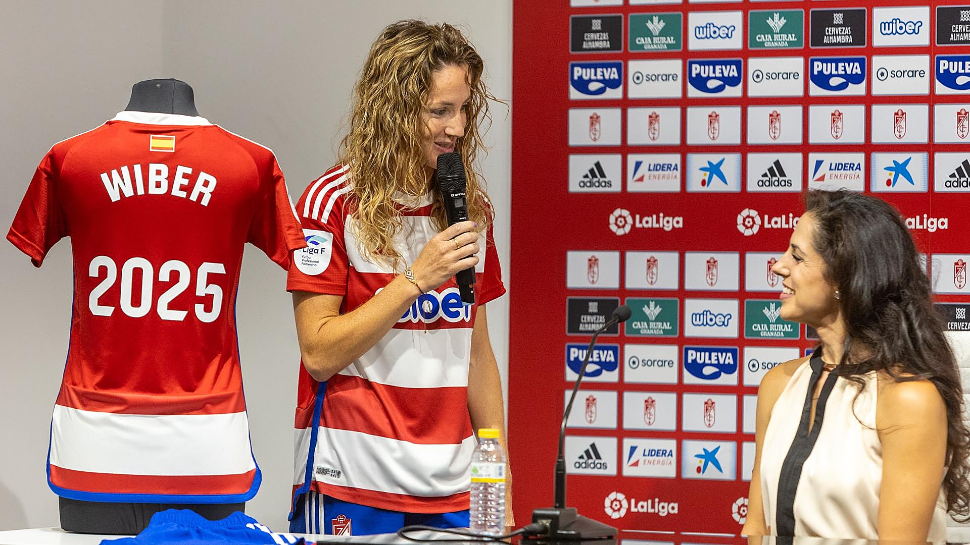 Wiber se traslada a la espalda de la camiseta del Granada | Ideal