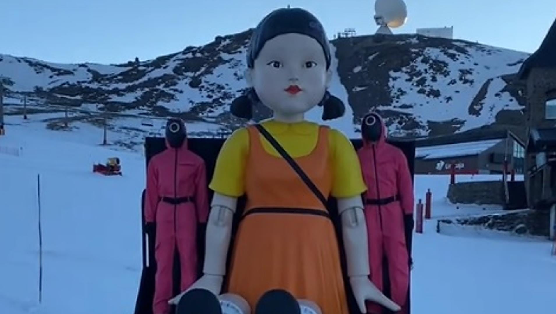 La muñeca de 'El juego del calamar' juega en Sierra Nevada y en Google ...