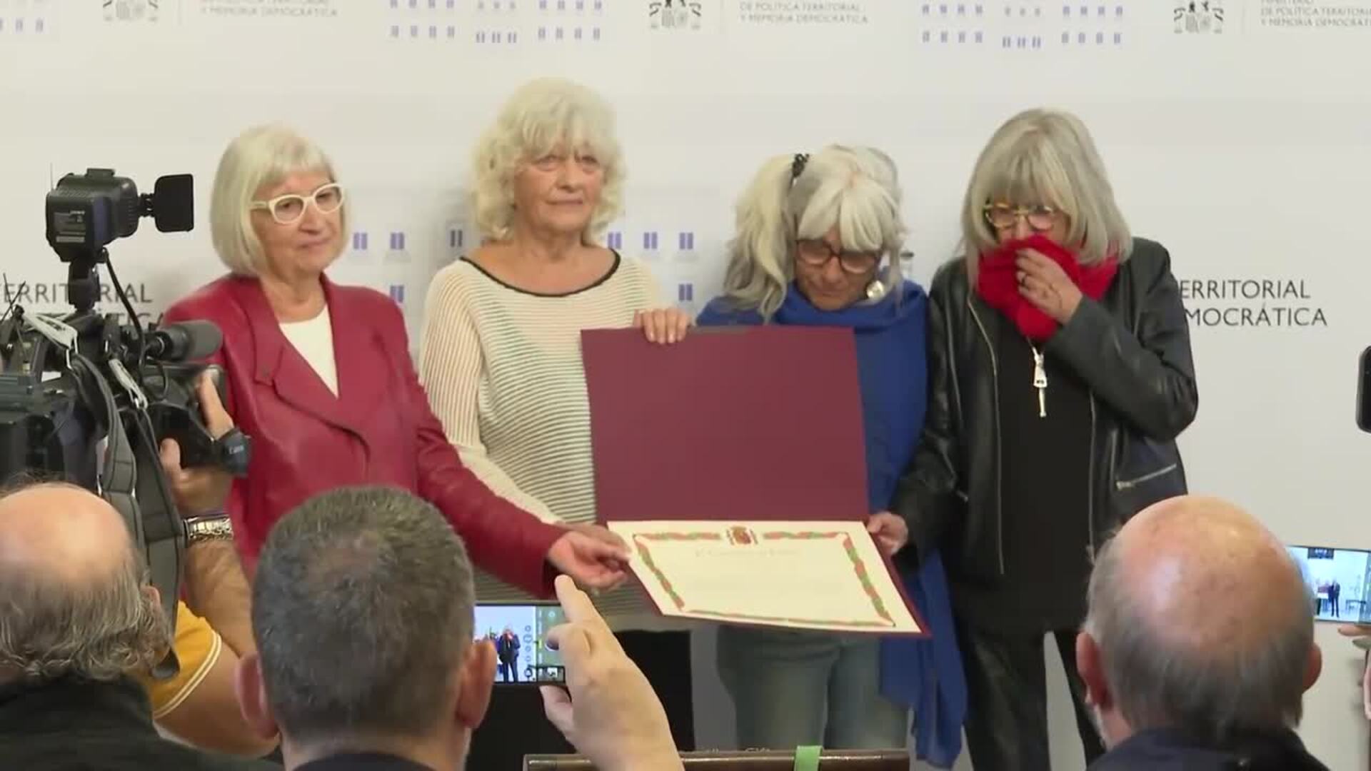 El Gobierno entrega el diploma de Reeconocimieto y Reparación a familia ...