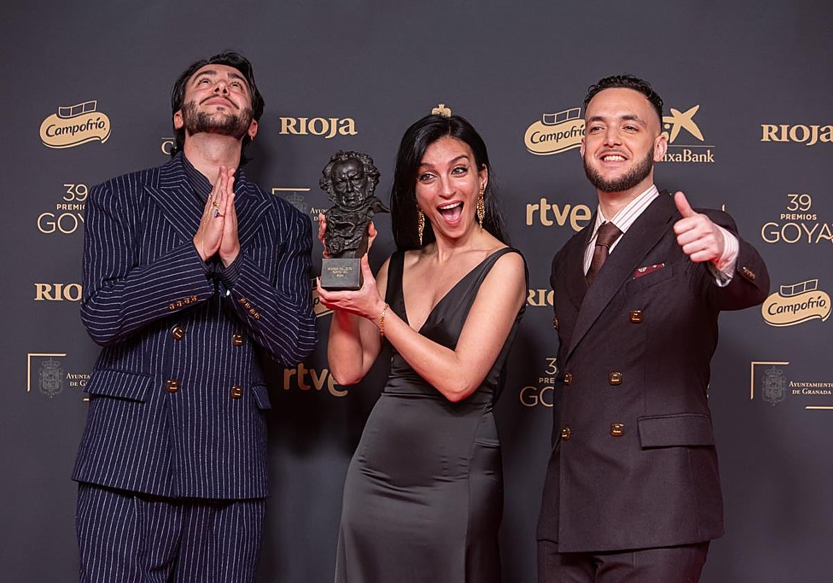 La imágenes más simpáticas de los premiados en el photocall de los Goya ...