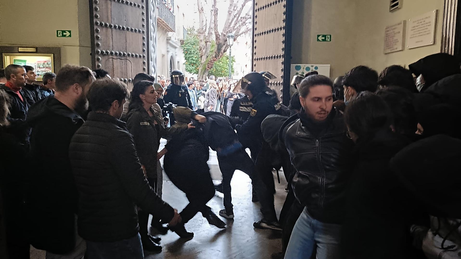Antidisturbios desalojan en Derecho a los manifestantes contra Macarena ...