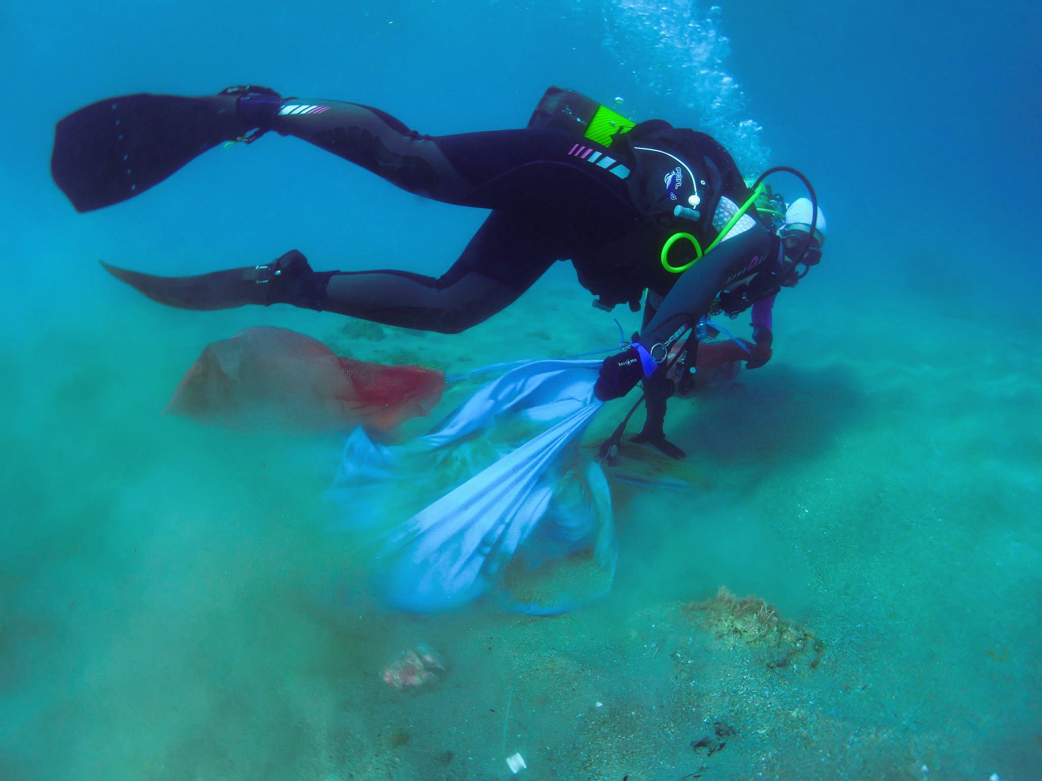 La iniciativa para limpiar el mar que ha contado con 24 buzos en Adra ...