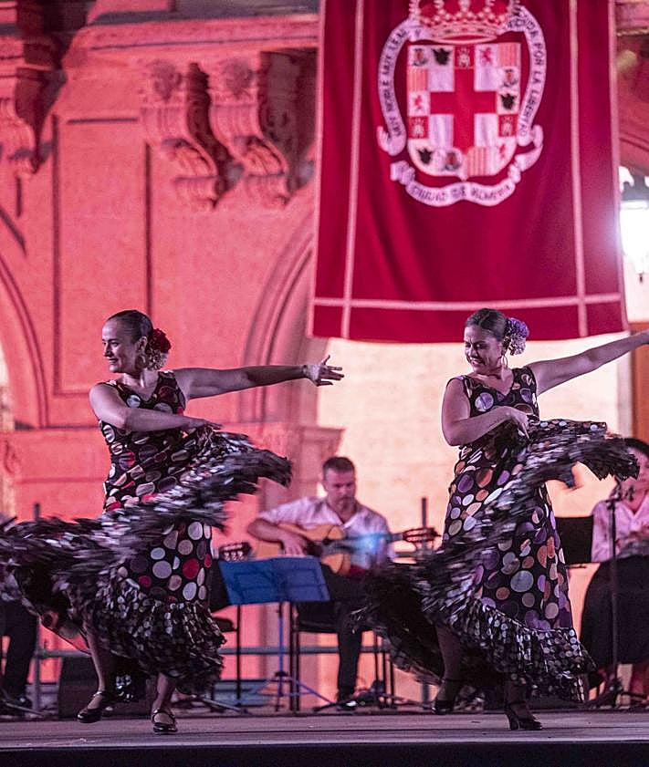 La Plaza Vieja, una ventana al mundo con el Festival de Folclore | Ideal