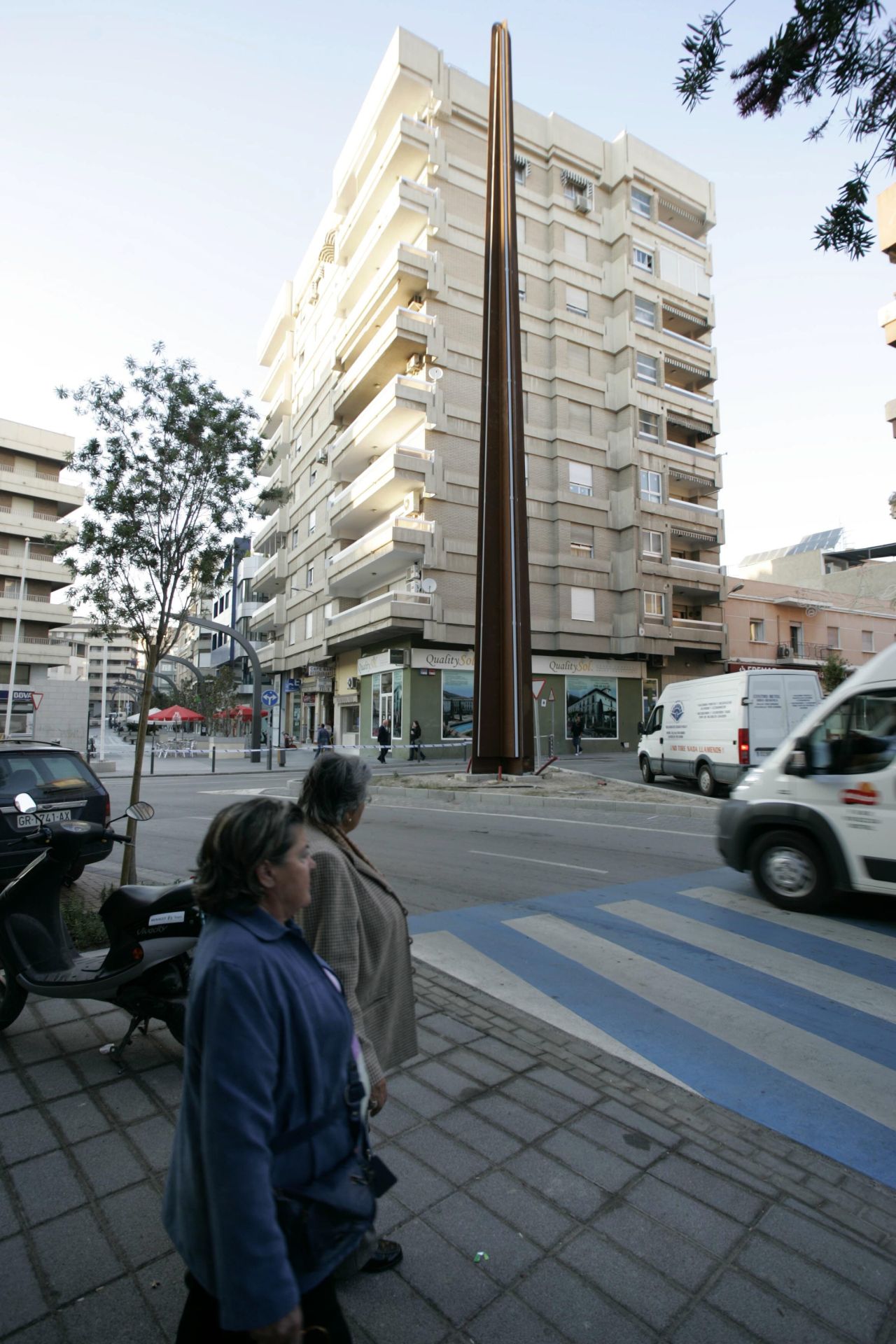 El traslado del obelisco de Motril hasta el Camino de las Ventillas ...