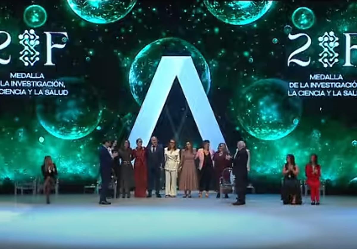 Acto de entrega de los títulos de Hijo Predilecto y Medallas de ...