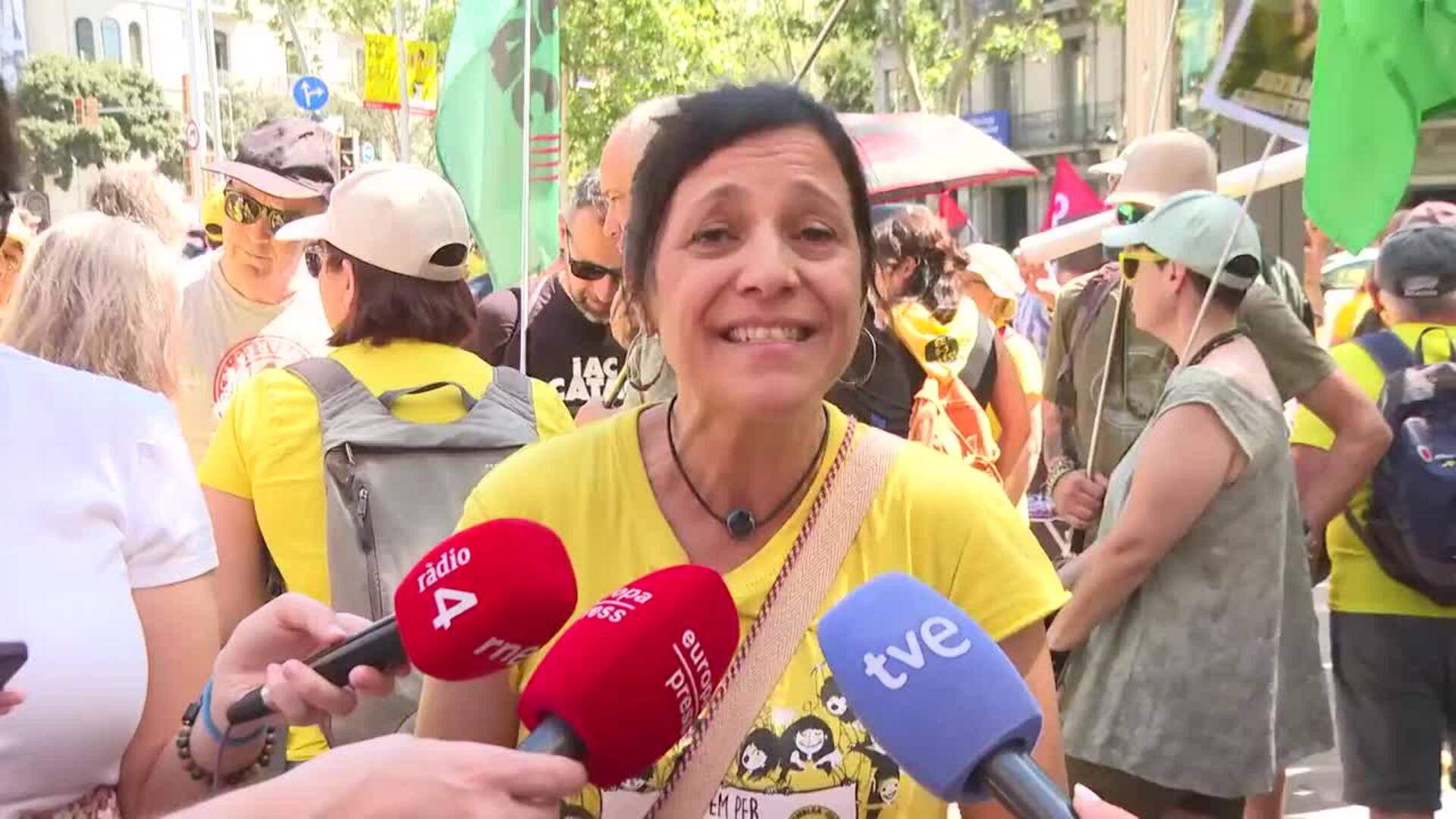 Miles de docentes y familias marchan en Barcelona por un acuerdo para ...