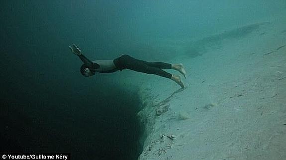 Vive qué se siente al sumergirse en el abismo más profundo del mundo ...