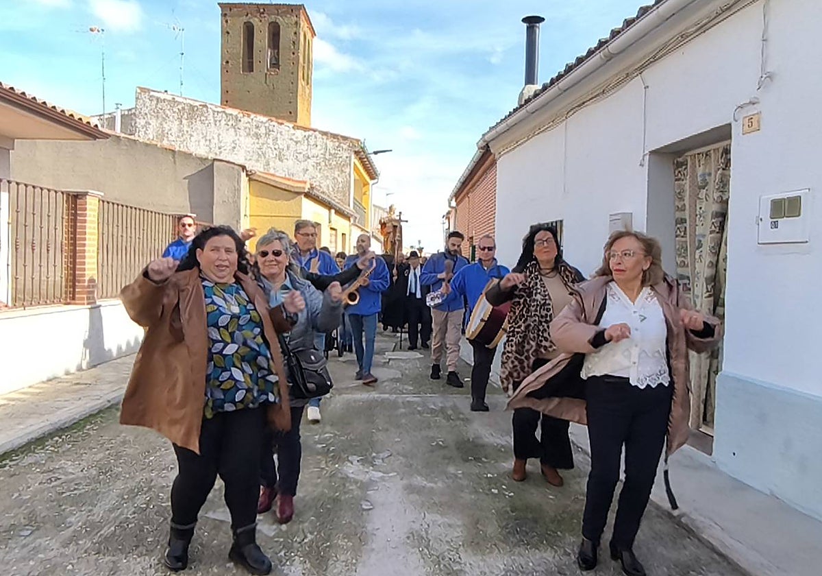 Jotas, alegría y sol por San Martín en Villaflores | La Gaceta de Salamanca