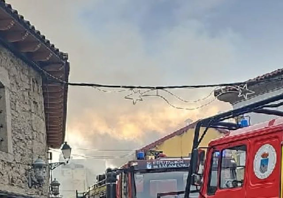 El hollín de una chimenea provoca un incendio en una casa habitada de ...