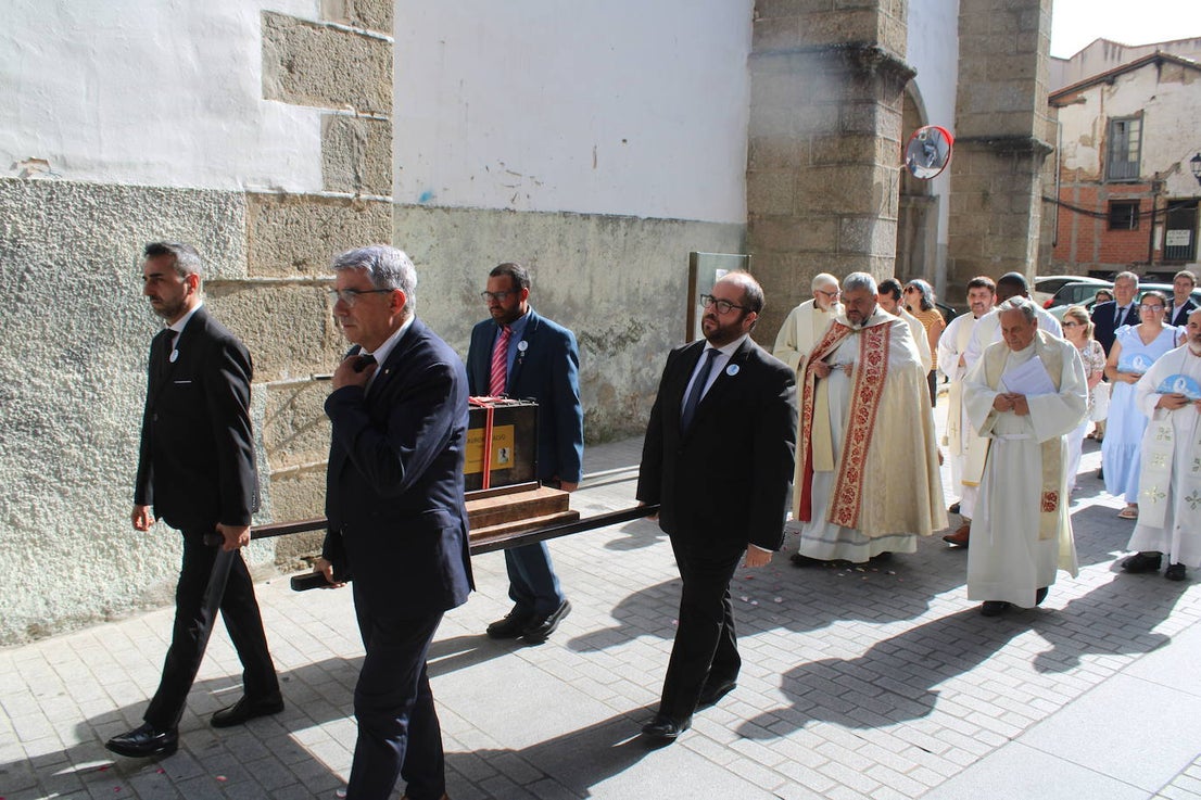 Multitudinaria recepción de los restos de la venerable Aurora Calvo en ...