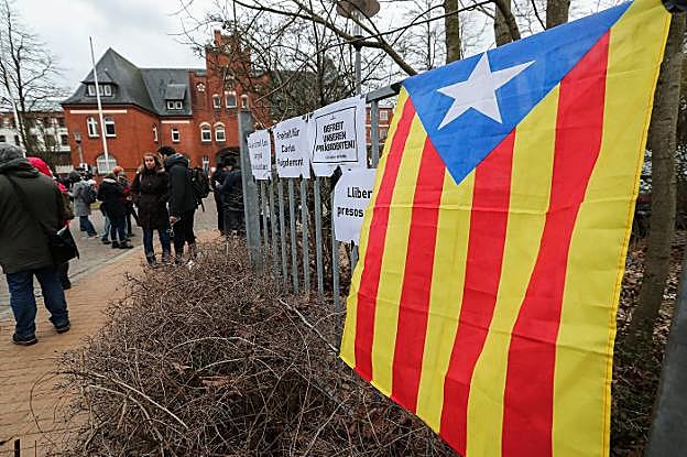 El juez mantiene en prisión a Puigdemont hasta que el tribunal resuelva ...