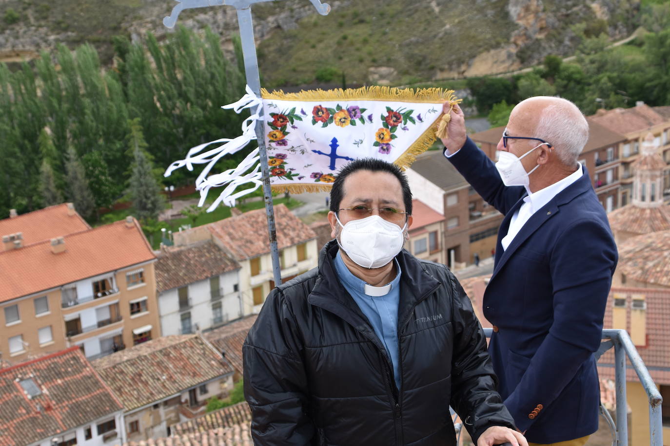 Fotos: Sonia Sesma pone su bandera en el tejado de la basílica de la ...