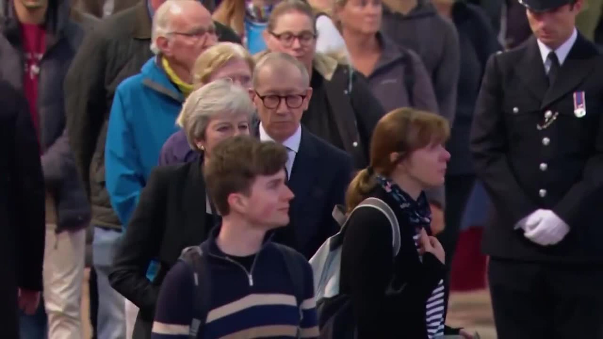 La cola para acceder a la capilla ardiente de Isabel II se alarga ya 7 kilómetros | La Rioja