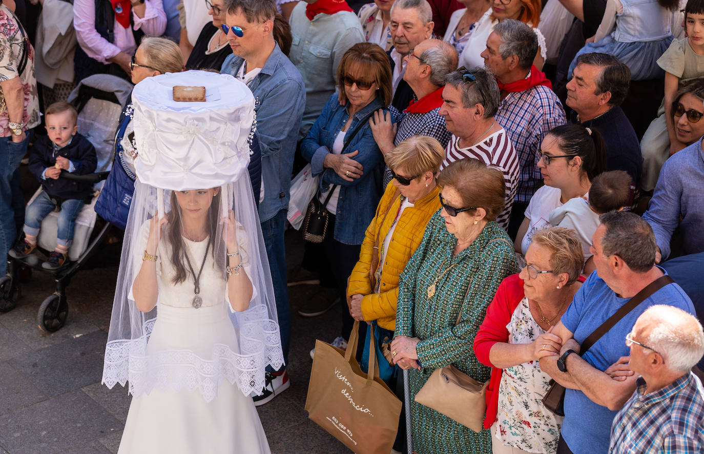 Procesión de las doncellas por las calles de Santo Domingo | La Rioja