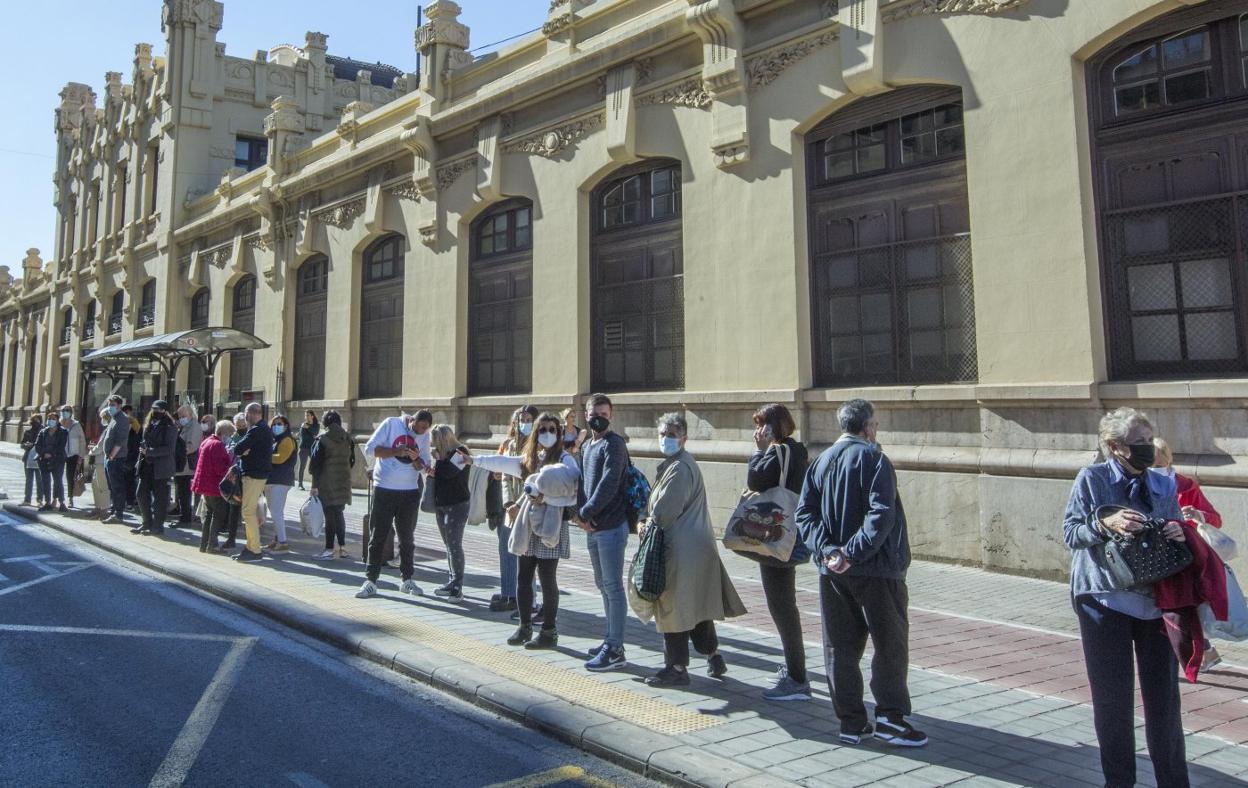 Cola kilométrica en una parada de la EMT | Las Provincias