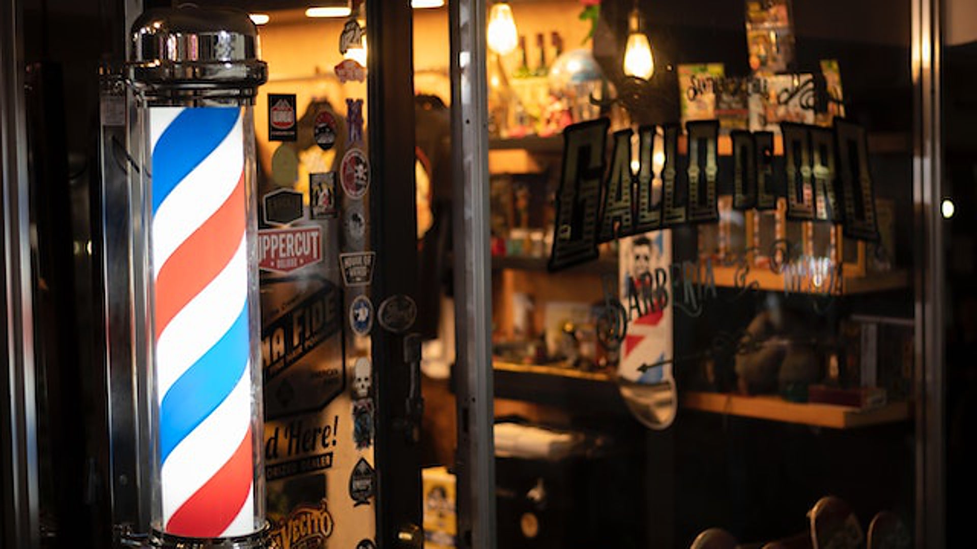 Poste de colores en las barberías: por qué es blanco, azul y rojo | El ...