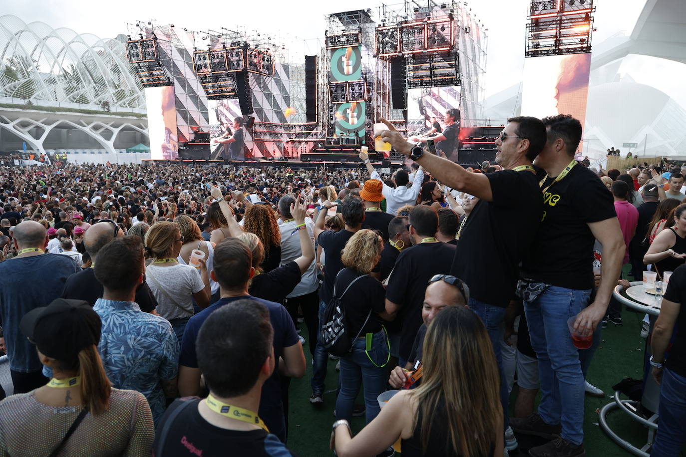 El festival 'Love The 90's' hace enloquecer a la Ciudad de las Artes y ...