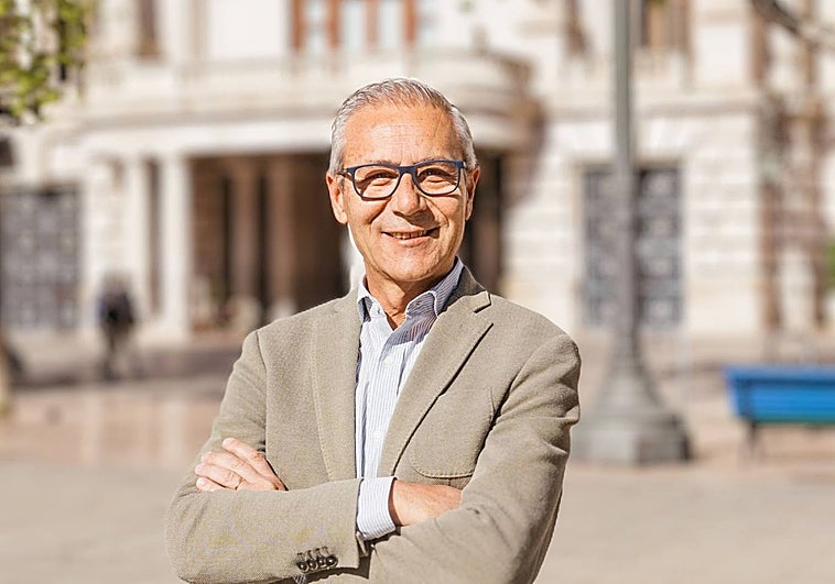 Así es Santiago Ballester, un amante de las Fallas con vocación de ...